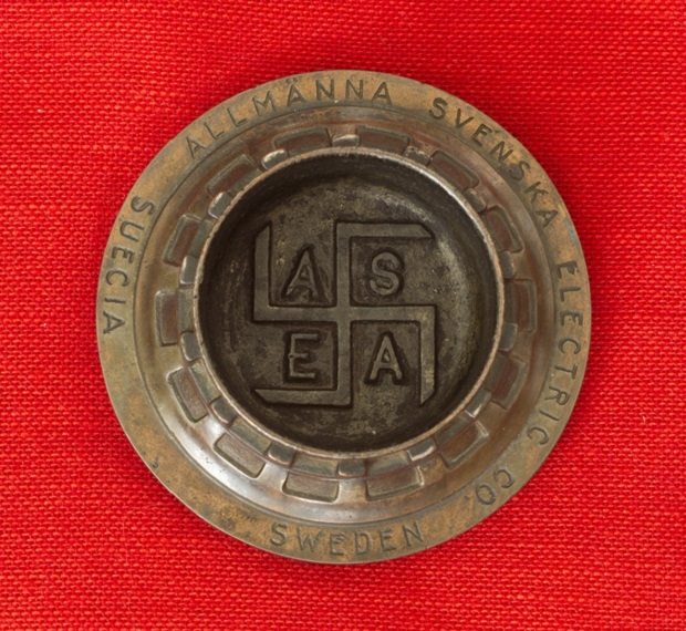 Schweden: Logo von ASEA - Pro-Swastika